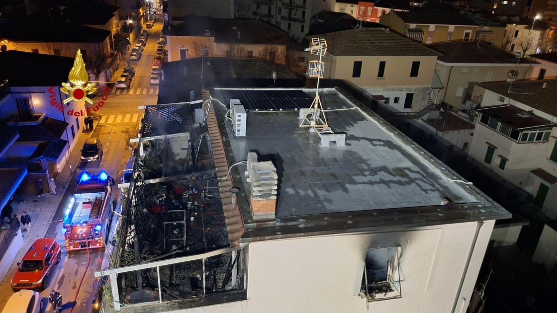 Casa a fuoco, una persona in ospedale | Cronaca FOLLONICA