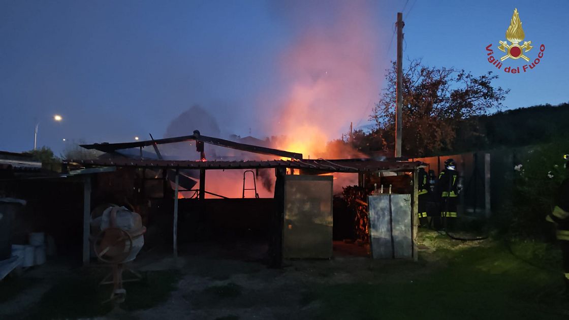 Capanno in fiamme alle porte della città | Cronaca AREZZO