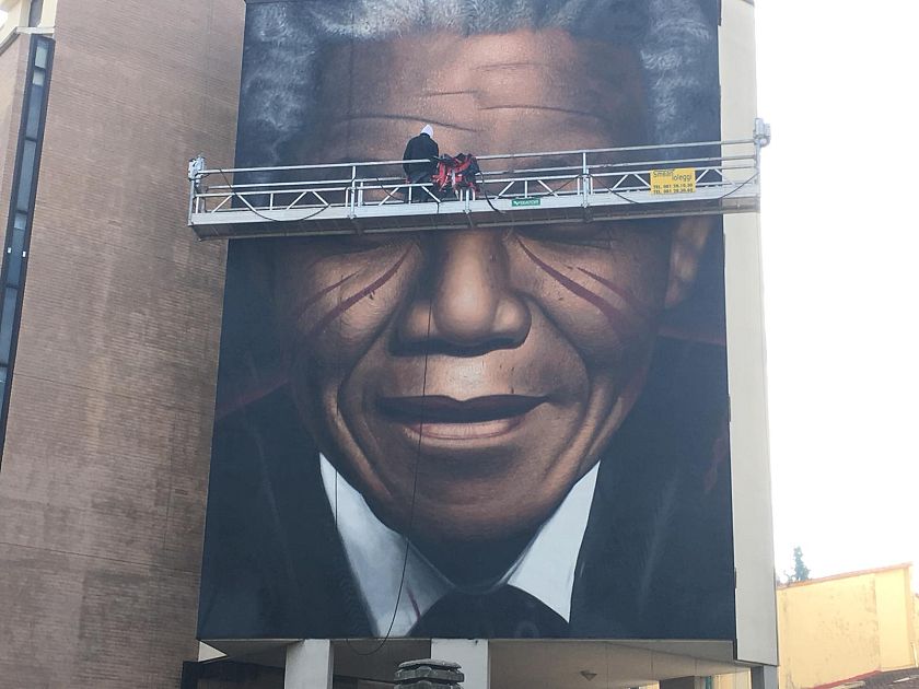 Il murale di Nelson Mandela illuminato di notte | Attualità FIRENZE