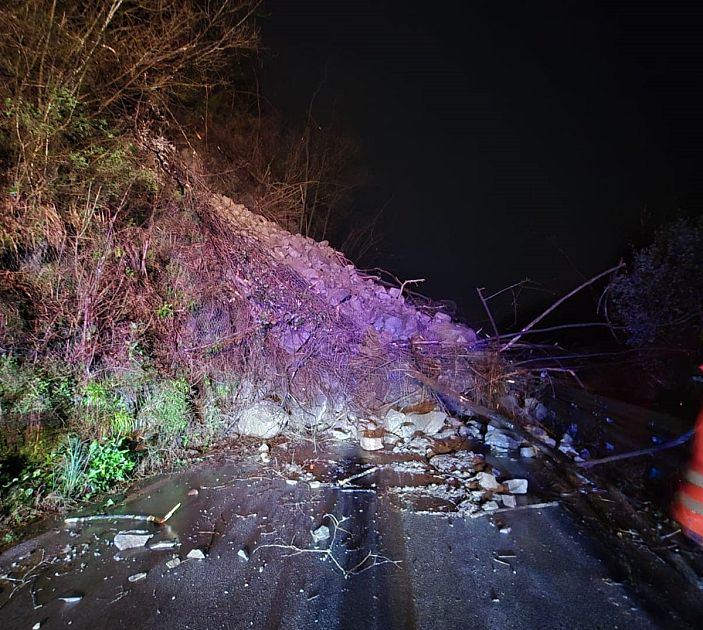 Frana sulla strada, isolato un intero paese | Cronaca BAGNI DI LUCCA